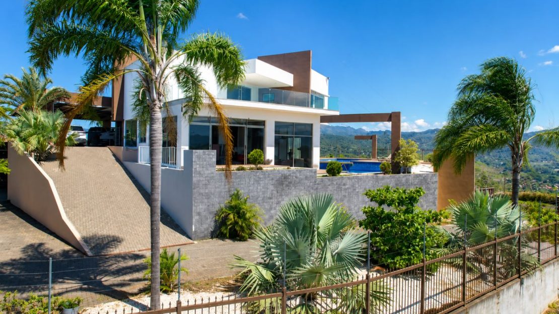 Ultramodern home with amazing 360 degree views in Roca Verde of Atenas ...